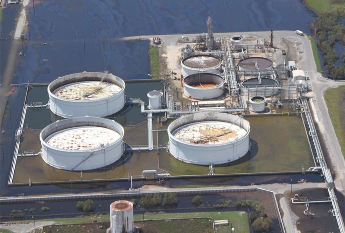 Phillips 66 to convert storm-hit refinery to oil export terminal ...